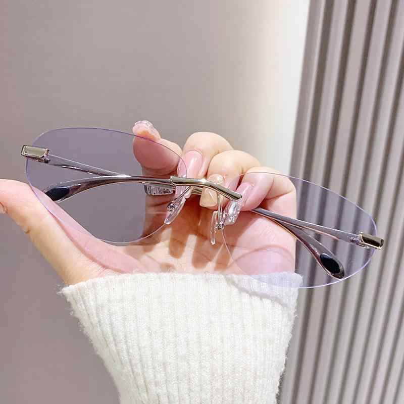 ・カテゴリ: サングラス・スタイル: オールマッチ、ミニマル、カジュアル、オフィス、シンプル、シック、ファッション通勤・フレーム形状: オーバル・構造: リムレス・UVカット: UV400・レンズ素材: AC・フレーム素材: メタル・デザイ...