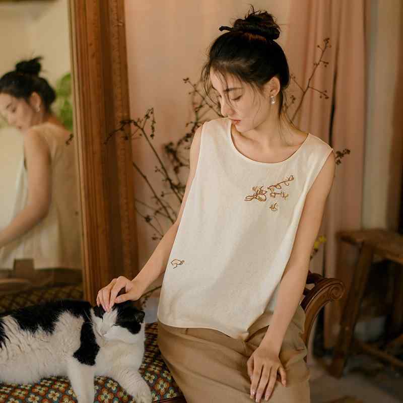 ・カテゴリ: タンクトップ・タイプ: プルオーバー・フィット: レギュラーフィット・丈: 標準丈（約50cm〜65cm）・柄: 花柄・デザイン要素: 刺繍・主な素材: 綿70〜80%、ポリエステル30〜50%・伸縮性: 中程度・カラー展開:...