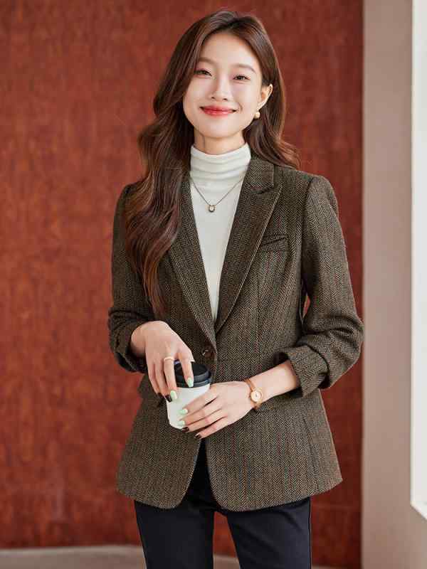 ・カテゴリ: ジャケット・スタイル: きれいめ通勤・対象: レディース・フィット: レギュラー・着丈: レギュラー丈・襟元: テーラードカラー・袖丈: 長袖・袖タイプ: レギュラー袖・フロント: 1つボタン・デザイン要素: ポケット・主な素...