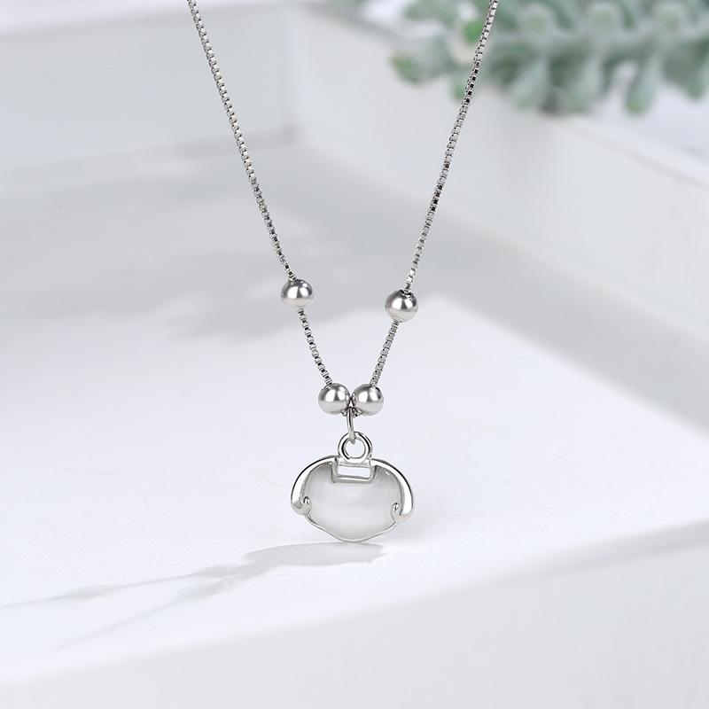 ・素材: シルバー・加工技術: 宝石象嵌・デザイン: 如意鎖・チェーンの種類: クロスチェーン・ペンダント素材: 人工水晶・長さ: 21cm〜50cm・カラー展開: プラチナカラー、ゴールド・純度: 925シルバー・カテゴリ: ネックレス