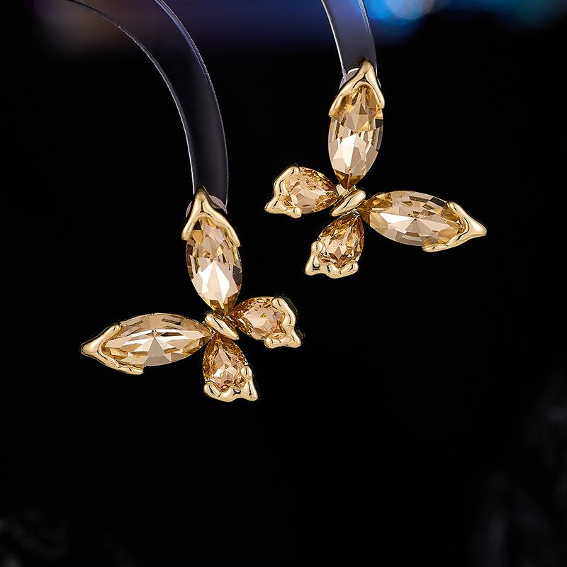 ・主な素材: 銅・モチーフ: 昆虫・加工: クリスタル埋め込み・カラー展開: ピンク、ゴールド、シャンパン・人気要素: 蝶・スタイル: ライトラグジュアリー・カテゴリ: 耳飾り・対象: 女性