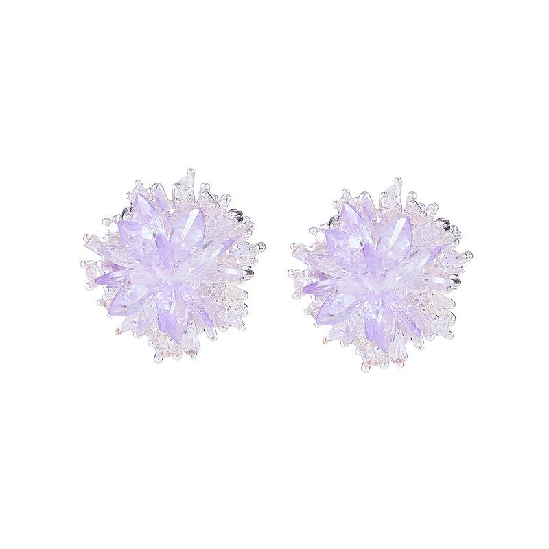 ・カテゴリ: 耳飾り・主な素材: 銅・モチーフ: 花・加工: ジルコニア象嵌・カラー展開: パープル、シルバー・スタイル: ライトラグジュアリー、ファッション通勤・ピアス針素材: 925シルバー・対象: レディース