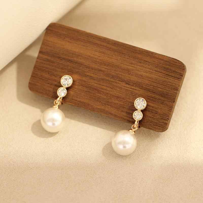 ・カテゴリ: 耳飾り・主要素材: 合金・デザイン: 幾何学模様・加工: パール装飾・カラー展開: ゴールド、シルバー・タイプ展開: ピアス、イヤリング