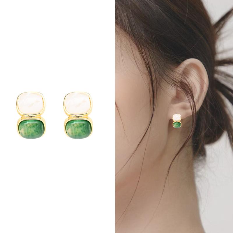 ・主要素材: 銅 ・形状: 幾何学モチーフ ・加工: 電鍍 ・カラー展開: 金イエロー、金グリーン ・流行要素: ライン ・スタイル: シック ・スタイル分類: ファッション通勤 ・カテゴリ: 耳飾り ・対象: レディース