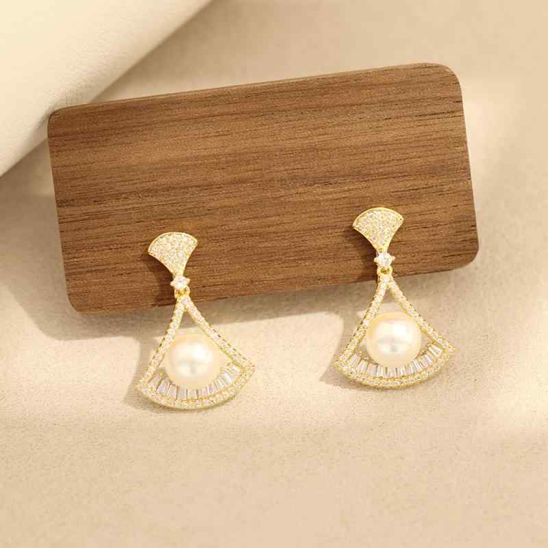 ・カテゴリ: 耳飾り・スタイル: ファッションOL・スタイル分類: ファッション通勤・対象: 女性・素材: 銅・形状: 幾何型・流行要素: ライン・加工方法: 電気メッキ・カラー展開: ゴールド、シルバー