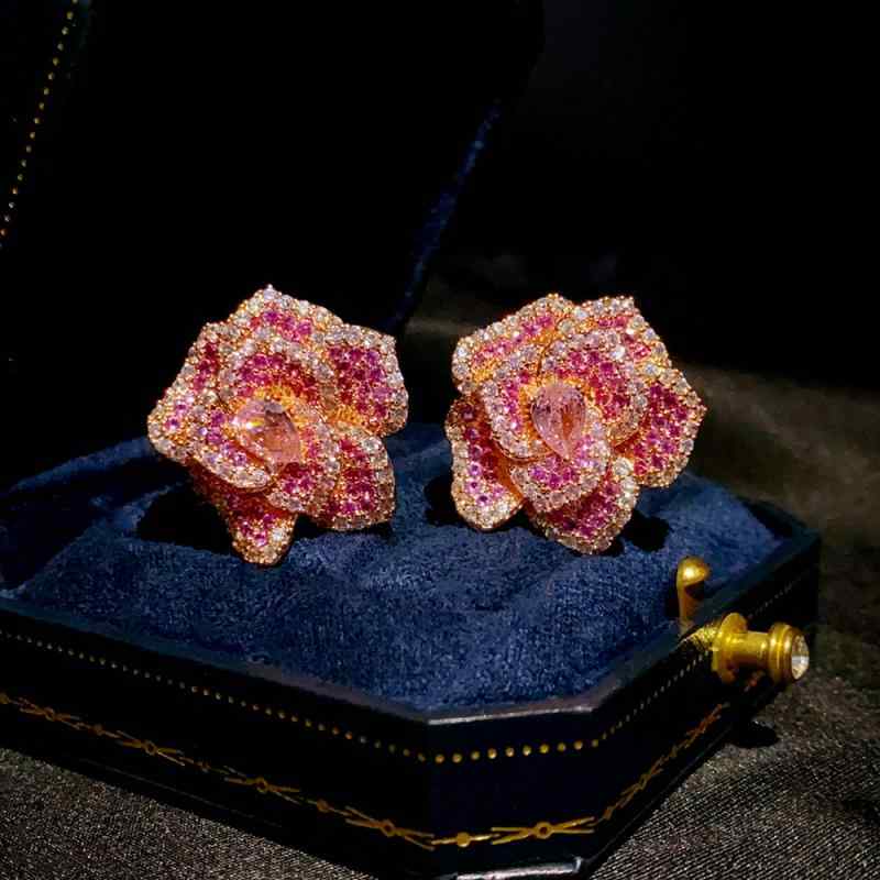 ・素材: 銅・加工: ジルコニア装飾・モチーフ: 花、バラ、花びら・スタイル: ライトラグジュアリー・ピアスポスト素材: S925シルバー・スタイルカテゴリ: ファッション通勤・カテゴリ: 耳飾り・対象: 女性・デザイン系統: 植物・花