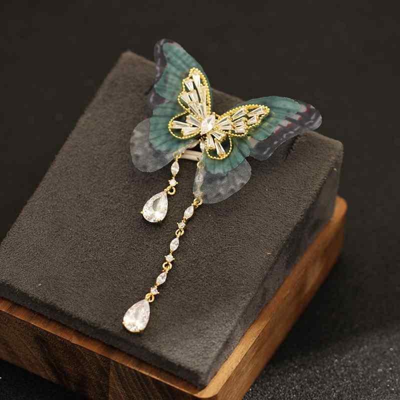 ・素材: 銅金メッキ・対象: レディース・カラー展開: ゴールドパープル、ゴールドグリーン・モチーフ: 蝶・スタイル: フレッシュ＆スウィート・カテゴリ: ブローチ