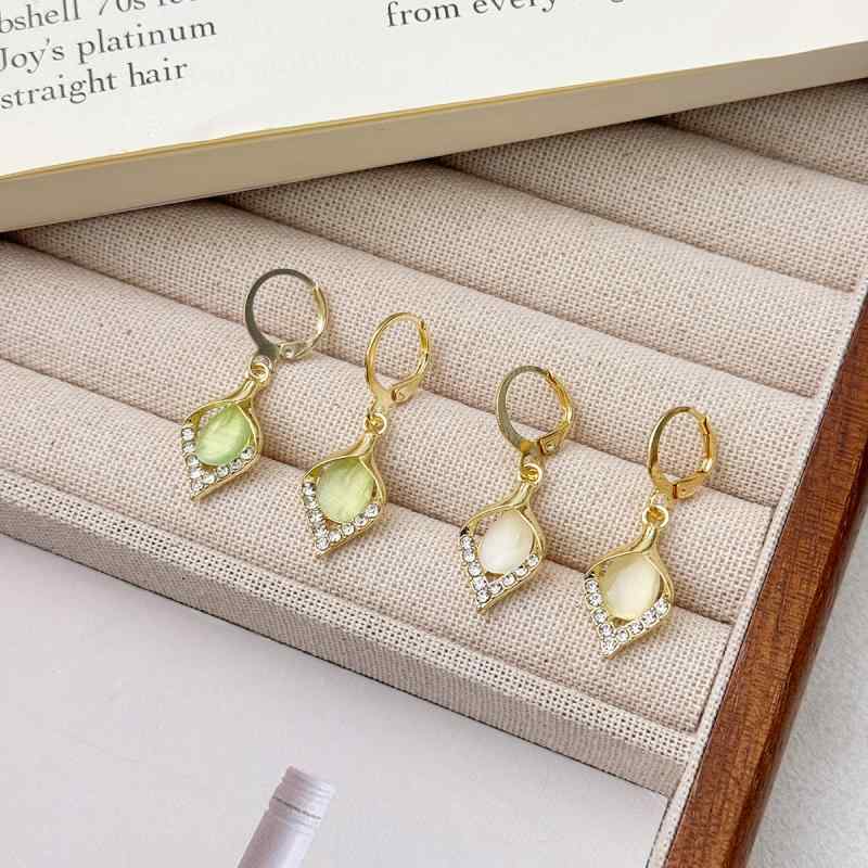 ・素材: 合金・加工方法: 電鍍・形状: 水滴形・カラー展開: ベージュ、グリーン・デザイン要素: 四角形・スタイル: 韓国風・テイスト: フレッシュ、フェミニン・カテゴリ: 耳飾り・対象: 女性・柄: 幾何学模様