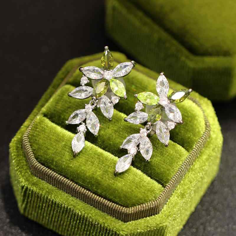 ・カテゴリ: イヤリング・主な素材: 銅・加工: メッキ・スタイル: クリーン、フェミニン・デザイン: 花柄・カラー: シルバー・タイプ: イヤークリップ・対象: 女性