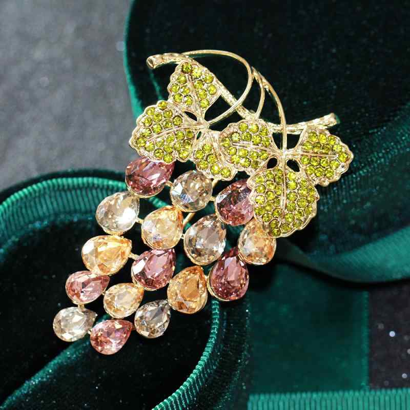 ・カテゴリ: ブローチ・スタイル: 個性的・主な素材: 人造水晶・加工: 水晶象嵌・モチーフ: 葡萄・対象: 女性・用途: 記念品、装飾、結婚式、贈答用、固定・カラー展開: 金台ブルー、金台マルチカラー