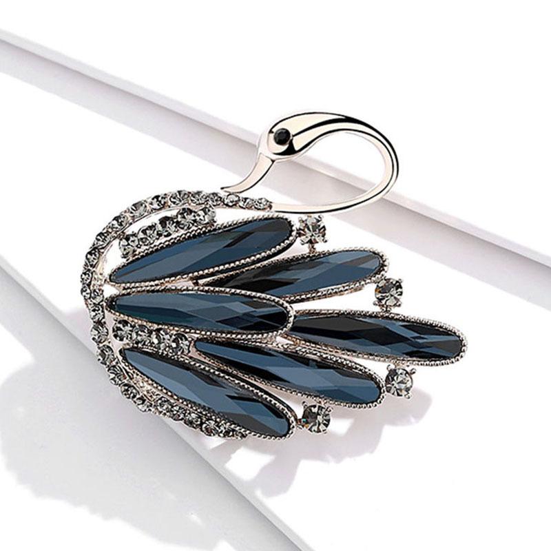 ・種類: ブローチ・素材: 合金・対象: レディース・スタイル: 日韓・テイスト: 清新、甘め・モチーフ: 白鳥・加工: ラインストーン装飾・カラー展開: ブルークリスタル、グレークリスタル