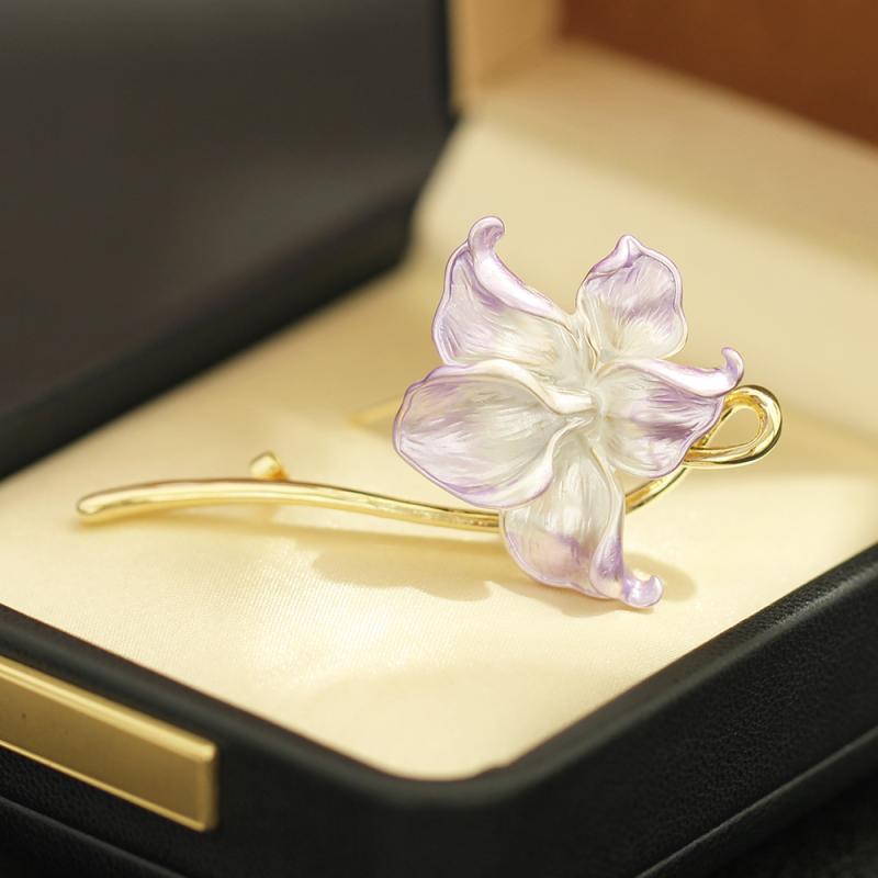 ・カテゴリ: ブローチ・スタイル: シンプル・素材: 銅・モチーフ: 花・デザイン要素: 山茶花、蓮・加工方法: 滴油・機能: 装飾、多機能、調整、固定・カラー展開: ピンク、パープル、金底ブルー・対象: 女性