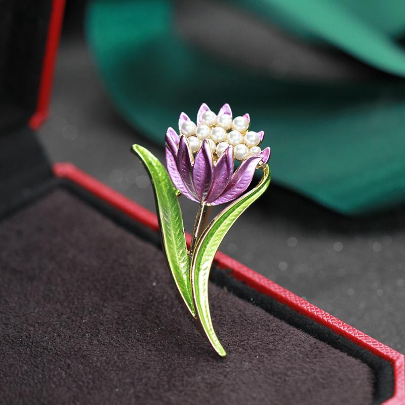 ・カテゴリ: ブローチ・主な素材: 合金・モチーフ: 植物、花（チューリップ）・加工: エナメル加工・カラー: ゴールド、パープル・スタイル: エレガント、通勤・用途: 装飾、贈答用・対象: レディース