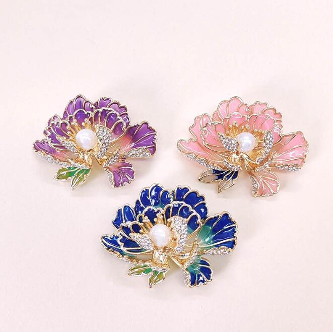 ・素材: 合金・モチーフ: 花・加工: 電鍍・カラー展開: ブルー、ピンク、パープル・デザイン要素: 牡丹・機能: 装飾・スタイル: オリジナルデザイン・デザイン: 多層・対象: ユニセックス・種類: ブローチ