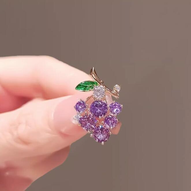 ・素材: プラスチック、樹脂 ・加工: 電鍍 ・カラー展開: パープル、グリーン ・モチーフ: 葡萄 ・用途: 装飾 ・スタイル: 韓国風、フレッシュ＆スイート ・対象: ユニセックス ・種類: ブローチ