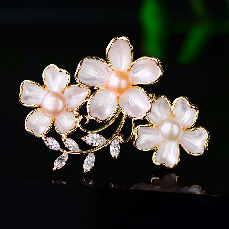 ・素材: 銅・対象: レディース・モチーフ: 花、葉・加工: メッキ加工・カラー: ゴールド・用途: 記念、装飾、ギフト・スタイル: ライトラグジュアリー・テイスト: オフィスカジュアル・カテゴリ: ブローチ