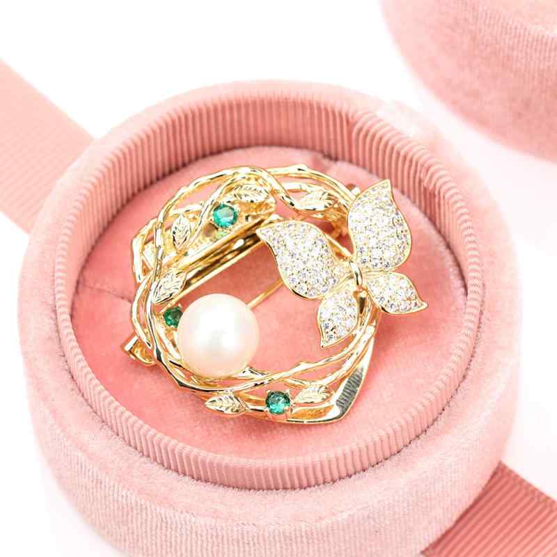 ・カテゴリ: ブローチ・主な素材: 銅・柄: 花柄・加工: マイクロセッティング・カラー展開: ゴールド・スタイル: エレガント、通勤スタイル・機能: 装飾、多機能、2WAY、露出防止、固定