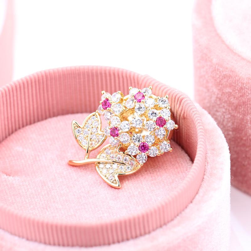 ・主な素材: 銅・モチーフ: 花・加工: 電鍍・カラー展開: 金底パープル、金底レッド・機能: 装飾、盗撮防止、固定・スタイル: スウィート・対象: 女性・カテゴリ: ブローチ・デザイン要素: デイジー