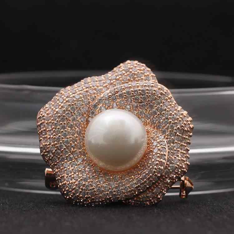 ・カテゴリ: ブローチ・スタイル: レディース・デザイン: 花柄・主な素材: 銅・カラー展開: ゴールド×ホワイトパール、シルバー×ホワイトパール、シルバー×グレーパール