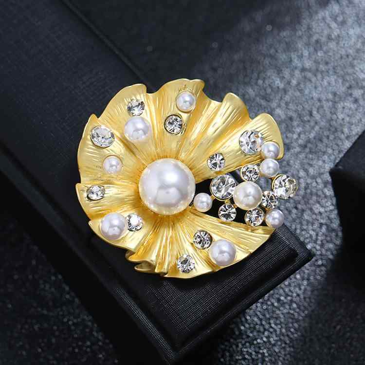 ・種類: ブローチ