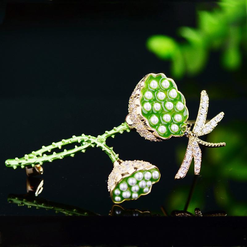 ・カテゴリ: ブローチ・主要素材: 銅・スタイル: 個性派・モチーフ: リーフ・デザイン要素: 蓮のさや・加工: 電鍍・カラー: グリーン・機能: 装飾・対象: ユニセックス