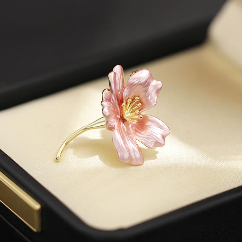 ・主な素材: 銅合金、エポキシ樹脂・スタイル: レディース・デザイン: 花柄・カラー展開: 花束ピンク、花束ブルー、花束イエロー・機能: 露出防止・カテゴリ: ブローチ