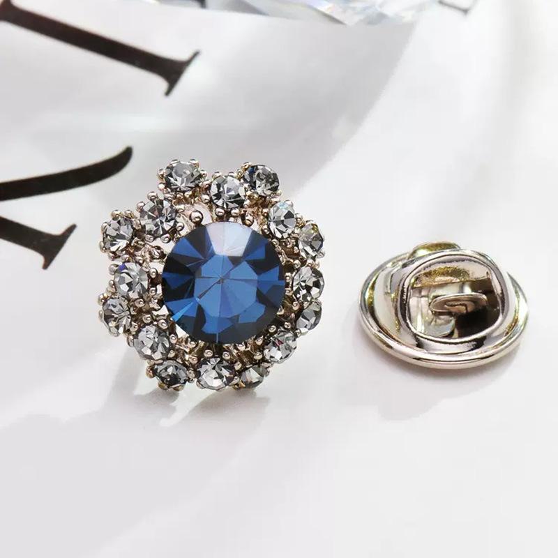 ・カテゴリ: ブローチ・スタイル: レディース・テイスト: 日韓・スタイル分類: 清新、甘め・主な素材: 合金・デザイン: 花・加工: ラインストーン装飾・カラー展開: レトロダークブルー、レトロライトパープル、レトロダークグレー
