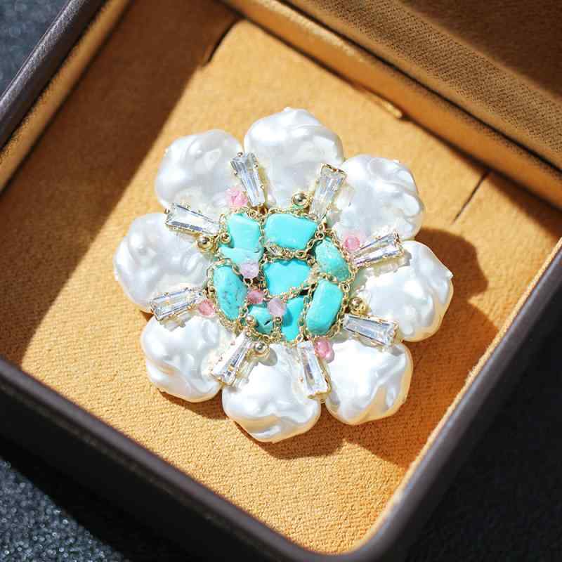 ・素材: 合金・形状: 花・加工: 電鍍・カラー展開: 金地ブルー、金地イエロー・モチーフ: ローズ・用途: 記念、装飾、ギフト、胸元カバー、固定・スタイル: レトロ・スタイル分類: 文芸レトロ・対象: 女性・種類: ブローチ