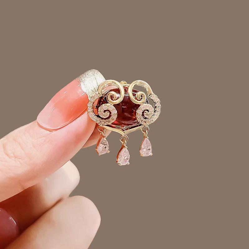 ・カテゴリ: ブローチ・主な素材: 亜鉛合金・加工: 電鍍・カラー展開: レッド、ホワイト・流行要素: クラウン、リボン、タッセル、音符、風船、ダブルリング、フォックステール、八芒星、ハート・機能: 装飾、固定、記念・スタイル分類: フレッ...