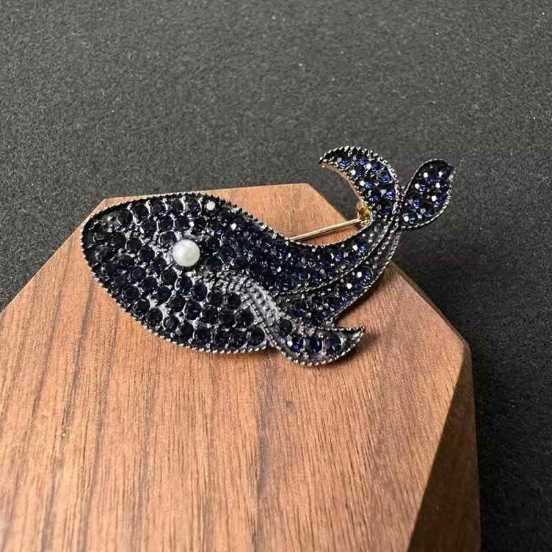 ・素材: 合金 ・形状: 動物 ・加工技術: 電鍍 ・カラー: ブルージルコニア黒ベース ・人気モチーフ: 錦鯉、クジラ ・機能: 記念、装飾、多機能、結婚式、調節、両用、ギフト、固定 ・スタイル: 個性的 ・対象: 女性 ・種類: ブローチ