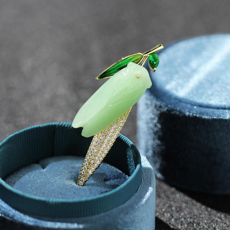 ・カテゴリ: ブローチ・種類: 胸針・素材: 銅・デザイン: 昆虫モチーフ・加工方法: 電気メッキ・カラー: ゴールドベースグリーン・機能: 記念、装飾、ギフト、服の固定、透け防止・スタイル: ライトラグジュアリー・スタイル分類: ファッシ...