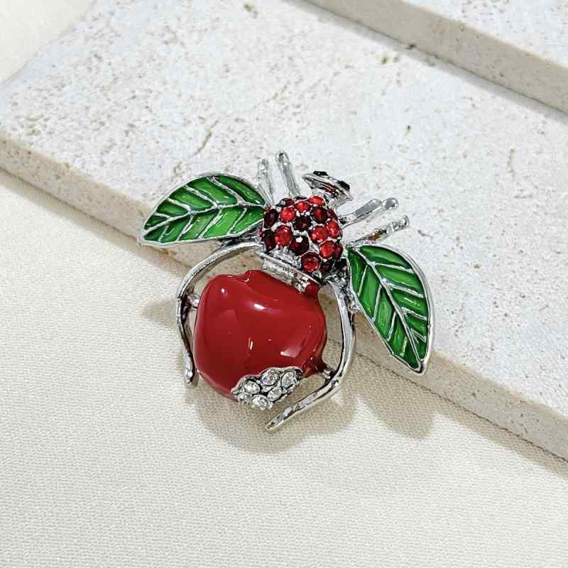 ・カテゴリ: ブローチ・スタイル: フレンチレトロ・対象: 男女兼用・素材: 合金・加工: 電鍍・モチーフ: フルーツ、昆虫・色: アップルミツバチ・機能: 装飾、肌見せ防止