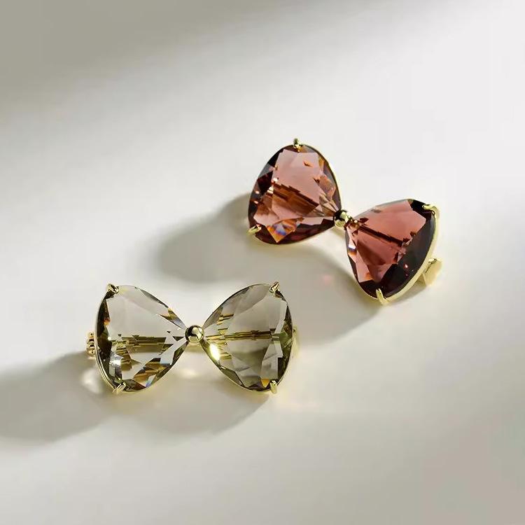 ・素材: 合金・対象: レディース・デザイン: 蝶結び・加工: クリスタル装飾・カラー展開: オーディン・グレー、メデューサ・パープル・人気要素: 蝶結び・機能: 多機能・スタイル: 日韓、清新フェミニン・種類: ブローチ