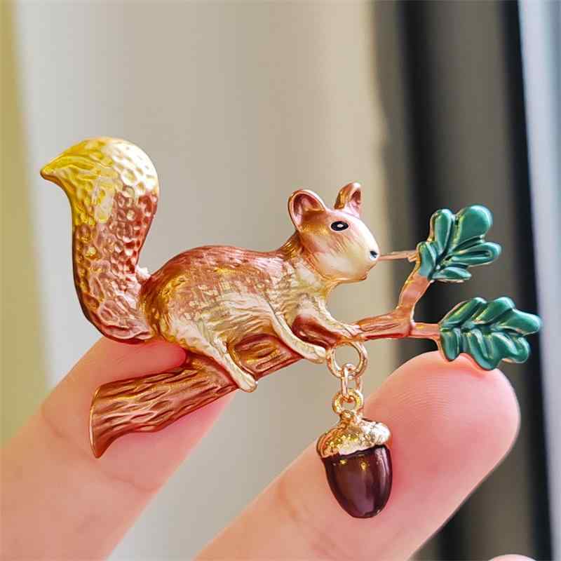 ・カテゴリ: ブローチ・素材: 合金・加工: 電鍍・デザイン: リスブローチ・モチーフ: 動物・スタイル: シンプル、きれいめカジュアル・対象: ユニセックス・用途: 記念、装飾、ギフト・カラー展開: ブラウン、グレー