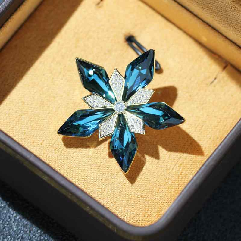 ・素材: 人造水晶・加工技術: 電鍍・カラー展開: 金底紫、金底青、銀底白・人気要素: 雪の結晶・機能: 記念、装飾、ギフト・スタイル: シンプル・スタイル分類: ファッション通勤・対象: 男女兼用・種類: ブローチ・人気要素分類: 祝祭要素