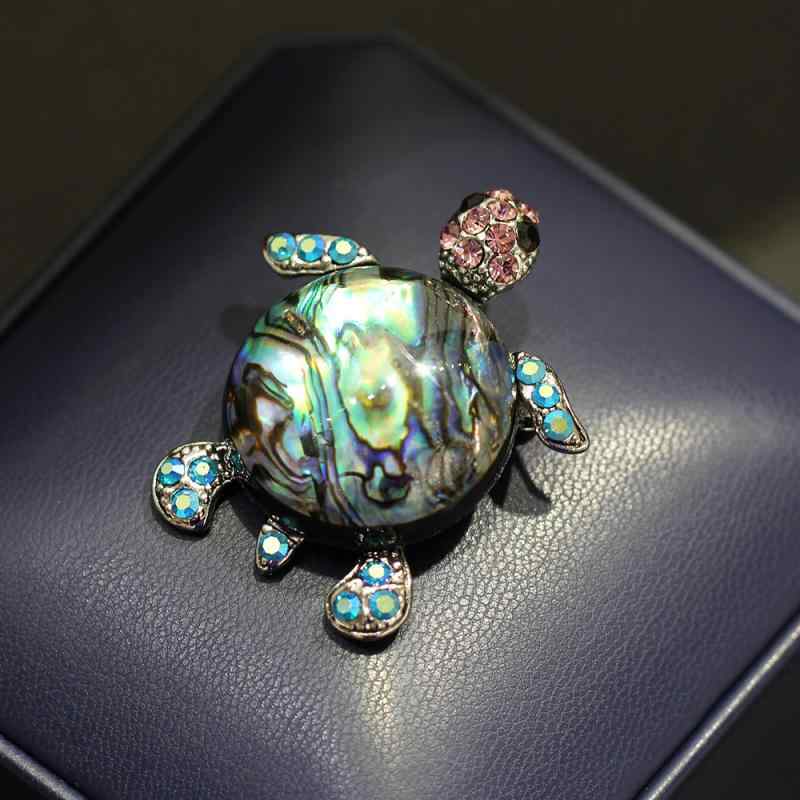 ・素材: 合金・加工方法: メッキ加工・モチーフ: ウミガメ・カラー展開: パープル、グレー・機能: 装飾、2WAY、ギフト・スタイル: 文芸レトロ・対象: 男女兼用・種類: ブローチ