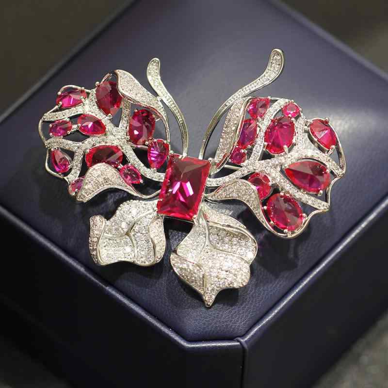 ・カテゴリ: ブローチ・対象: ユニセックス・スタイル: ライトラグジュアリー、ファッション通勤・デザイン: 動物モチーフ・デザイン要素: 蝶・主要素材: 銅・表面加工: 電鍍・カラー: シルバー、レッド・用途: 装飾、ギフト、胸元開き防止
