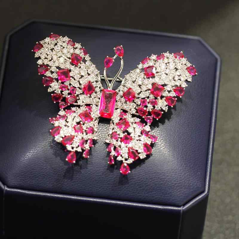 ・カテゴリ: ブローチ・素材: 銅・加工: 電鍍・モチーフ: 蝶・スタイル: ベーシック・着用シーン: ファッション、通勤・対象: 女性・用途: 記念、装飾、露出防止・カラー展開: シルバーレッド、シルバーパープル