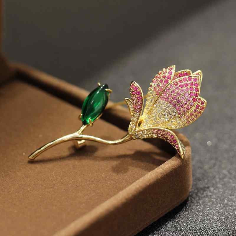 ・カテゴリ: ブローチ・対象: 男女兼用・スタイル: ライトラグジュアリー・デザイン: 植物花・素材: 銅・加工: 電鍍・カラー: 金地レッド・機能: 記念、装飾、贈答、固定