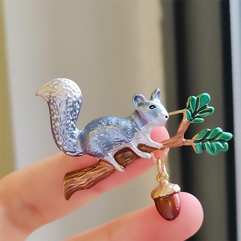 ・素材: 合金・種類: ブローチ・モチーフ: 動物・人気要素: アヒル、キツネ、ストロベリーベア・加工: 電鍍・カラー展開: グレースクワール、ブラウンスクワール・用途: 記念、装飾、ギフト・スタイル: 個性トレンド・対象: ユニセックス