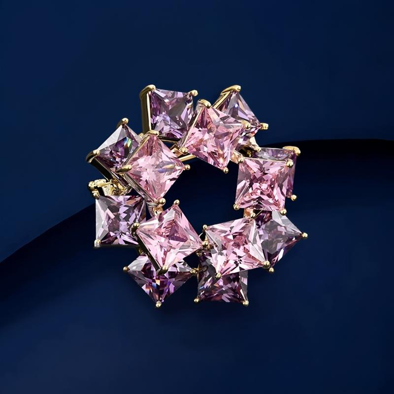 ・カテゴリ: ブローチ・対象: レディース・スタイル: 日韓・テイスト: 清新フェミニン・素材: 合金・加工: クリスタル象嵌・形状: 幾何学型・カラー展開: パープル、ゴールドホワイト、シルバーホワイト