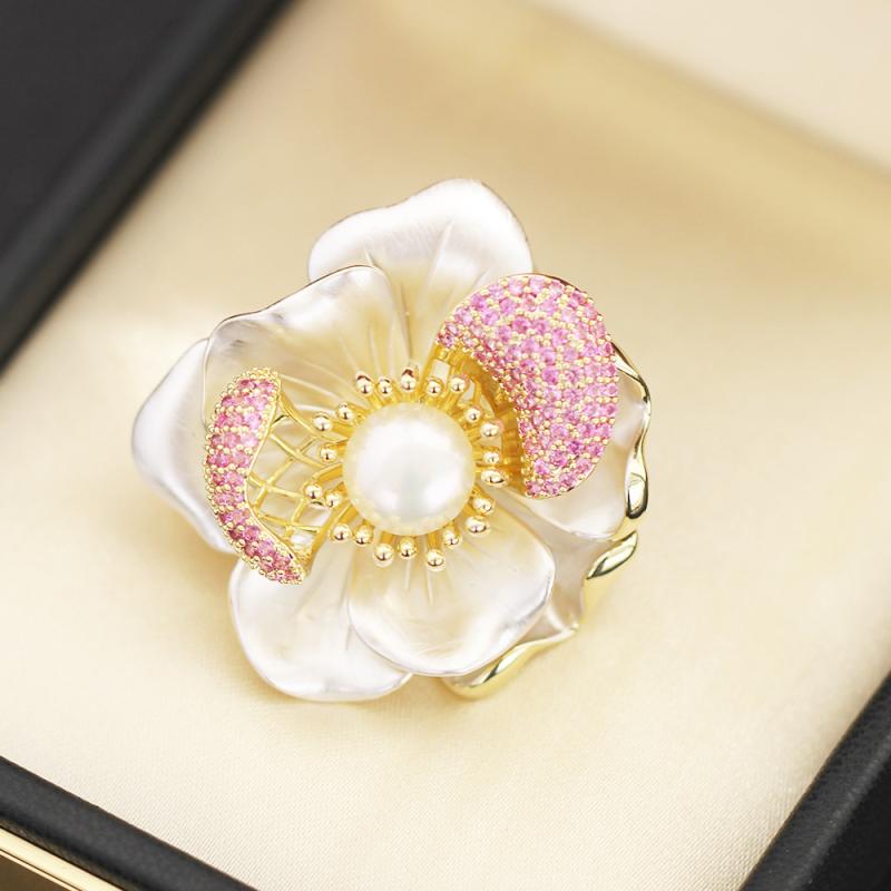 ・カテゴリ: ブローチ・スタイル: エレガント、通勤スタイル・モチーフ: 花・素材: 銅・加工技術: エナメル加工・カラー: 金、白・対象: レディース・用途: 記念、装飾、贈答