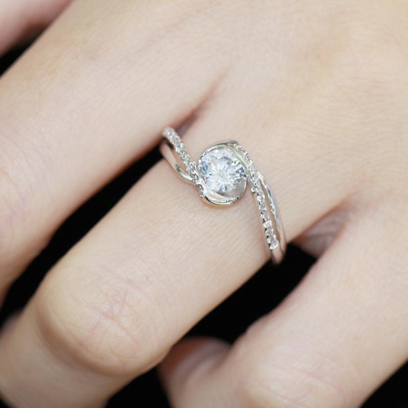 ・カテゴリ: 指輪・素材: 銅・デザイン: 幾何学模様・対象: レディース・カラー展開: ゴールド、シルバー・サイズ展開: 16mm、16.5mm、17mm、17.5mm、18mm、19mm