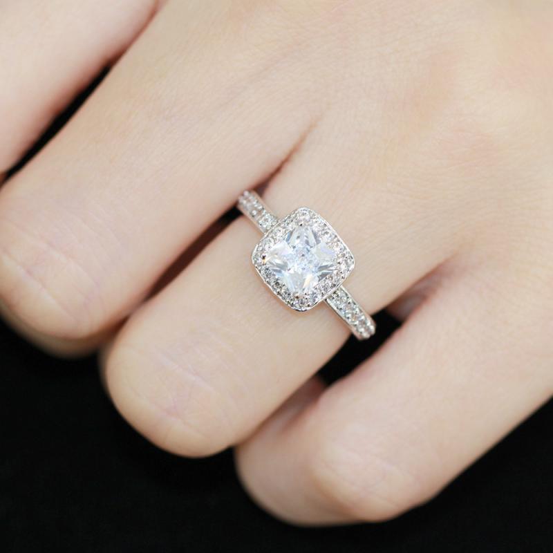 ・カテゴリ: 指輪、リング・素材: 銅・デザイン: 幾何学模様・対象: レディース・カラー展開: ゴールド、シルバー・サイズ展開: 16mm、16.5mm、17mm、17.5mm、18mm・流行要素: 四角形・スタイル: ライトラグジュアリ...