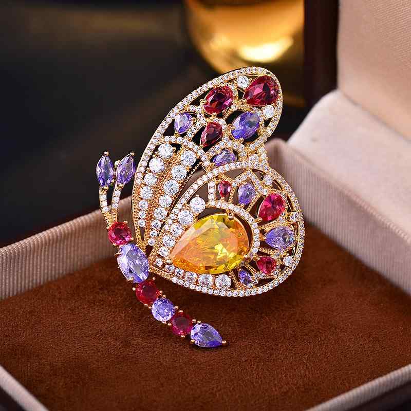 ・カテゴリ: ブローチ ・素材: 銅、ジルコニア ・対象: 女性 ・スタイル: 個性的 ・モチーフ: 昆虫、蝶 ・加工方法: 電鍍 ・カラー展開: ゴールド、シルバー、マルチカラー