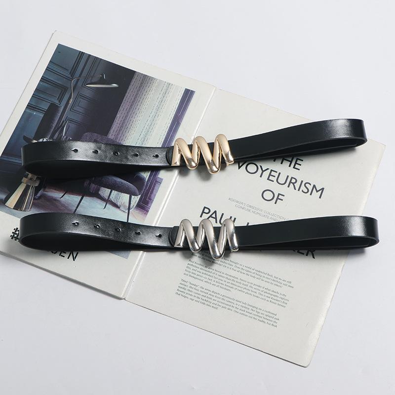 ・カテゴリ: ベルト・素材: フェイクレザー・バックル素材: 合金・留め具: スナップボタン・カラー展開: シルバーバックル、ゴールドバックル・幅: 標準幅 (2〜4cm)・スタイル: ベーシック、通勤・デザイン: エスニック