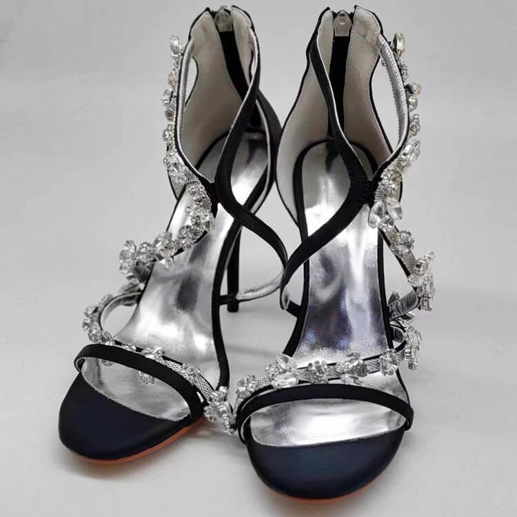 ・カテゴリ: ワンストラップサンダル・スタイル: ローマ風・アッパー素材: サテン・ソール素材: ゴム・内装素材: マイクロファイバー・トゥ形状: ポインテッドトゥ・履き方: バックファスナー・カラー展開: ブラック、レッド、ブルー・サイズ...