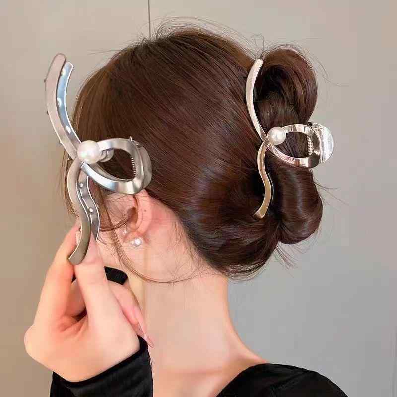 ・カテゴリ: ヘアアクセサリー・ヘアアクセサリー種類: バンスクリップ・主な素材: 合金・加工技術: 電鍍・スタイル: 韓国風・テイスト: フレッシュ＆スイート・カラー展開: ゴールド、シルバー・対象: 女性