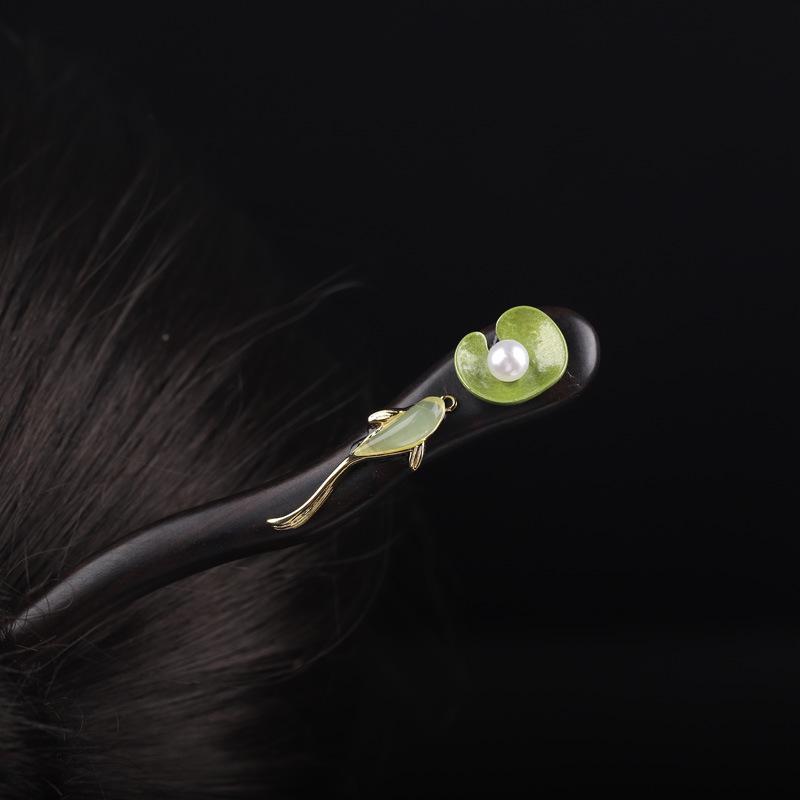 ・素材: 木材・スタイル: レトロ・デザイン: 花柄・おすすめ用途: 結婚式、誕生日、旅行記念、引越し、展示会、販促活動・柄: 魚と蓮の葉模様・カテゴリ: ヘアアクセサリー