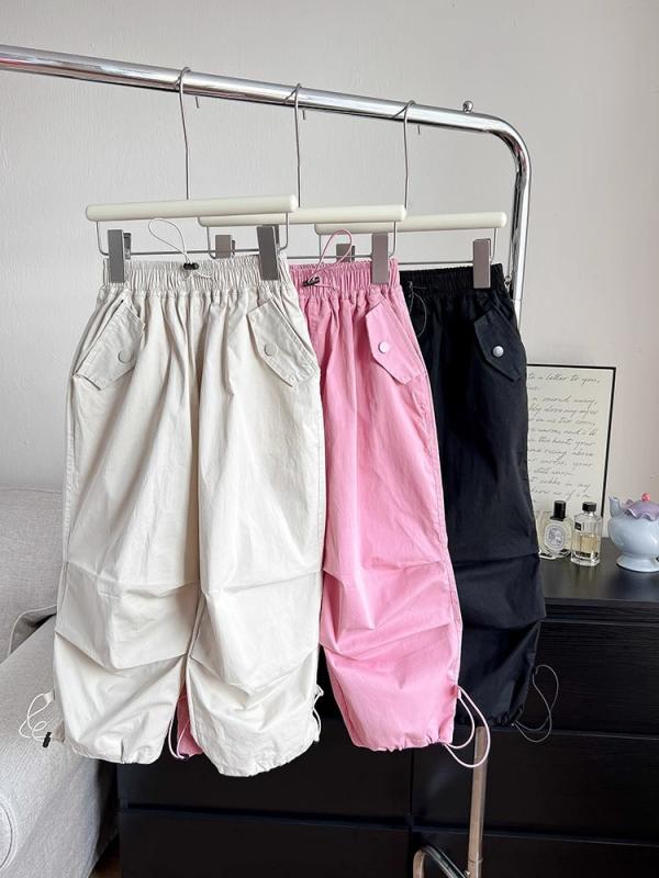 ・カテゴリ: キッズパンツ・スタイル: 韓国風・主な素材: 綿100%・パンツ丈: ロング・性別: 女の子・対象年齢: 3〜8歳、身長100〜140cm・タイプ: カジュアルパンツ・生地加工: 柔軟加工・柄: 無地・デザイン要素: スポーツ...
